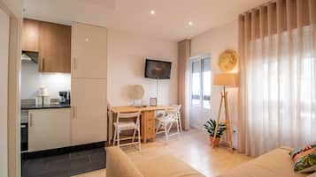 Apartamento, 1 quarto | Sala de estar | Televisor