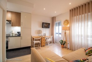 Apartamento, 1 quarto | Sala de estar | Televisor 