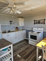 Casa de campo | Cozinha privada | Cafeteira/chaleira, geladeira, micro-ondas, chaleira elétrica