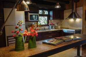 Geladeira grande, micro-ondas, fogão, cooktop