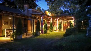 Fachada da propriedade à noite