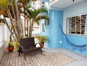 Quarto Triplo Standard (Apartamento 1 ) | Sala de estar | TV de ecrã plano 