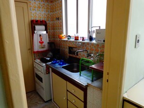 Apartamento, 1 quarto, Vista para a cidade | Cozinha privada | Um frigorífico, um forno, uma placa de cozinha, uma cafeteira/bule 