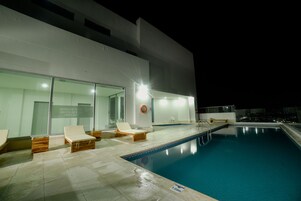 Piscina exterior, espreguiçadeiras 