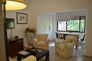 Apartamento, 2 quartos, cozinha | Sala de estar | TV