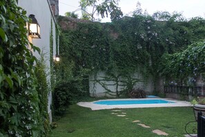 Piscina externa sazonal, funciona das 9h30 às 21h30, espreguiçadeiras