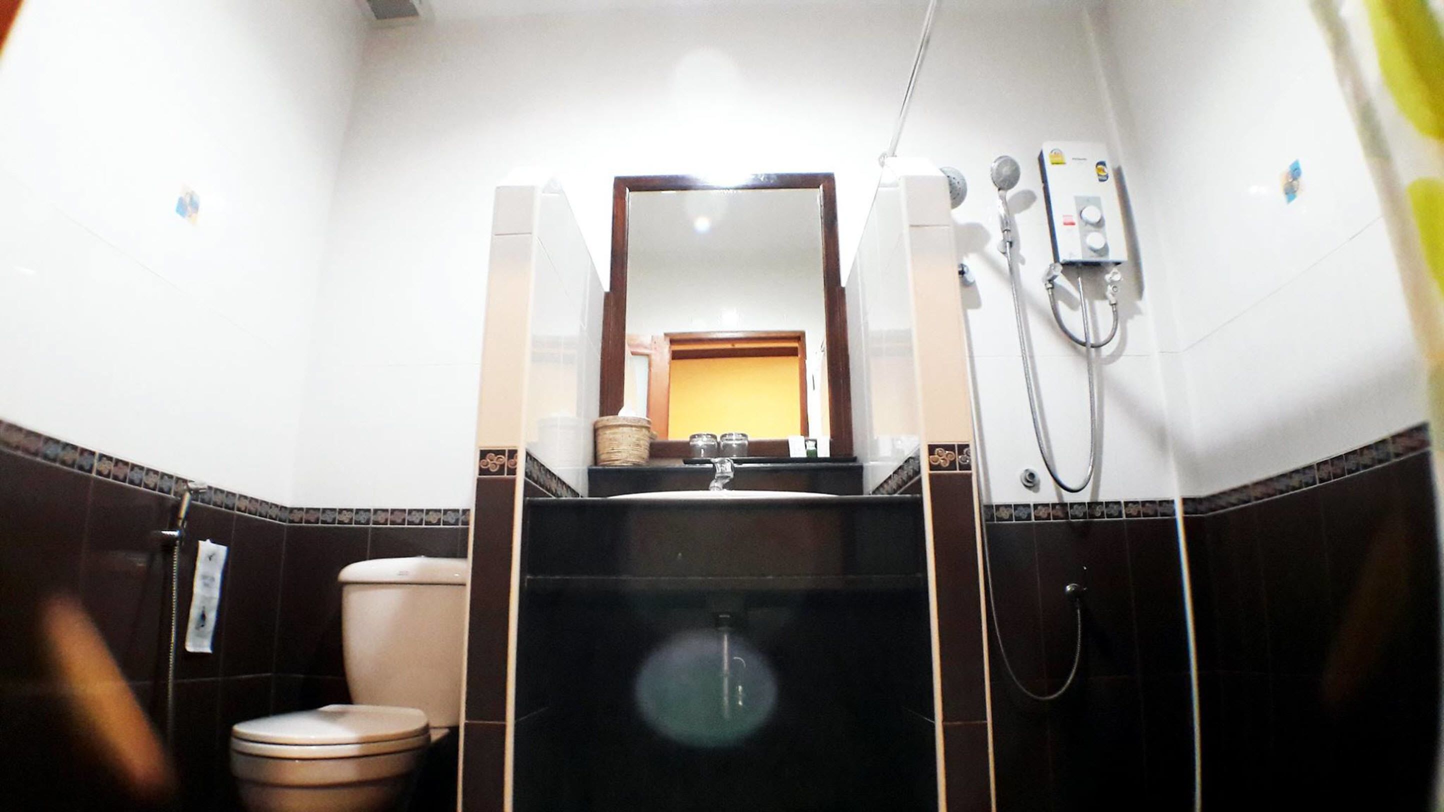 Chuveiro, produtos de toalete grátis, secador de cabelo 