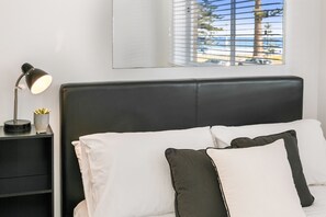 Apartamento, 3 quartos, vista para o oceano, em frente à praia | 3 quartos, com decoração personalizada, com mobília individualizada 