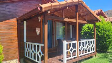 Bangalô superior, 1 quarto, cozinha americana, no jardim | Terraço/pátio