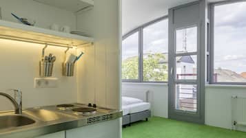 Um frigorífico, uma placa de cozinha, uma chaleira elétrica