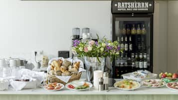 Café da manhã com buffet diário (EUR 13.90 por pessoa)