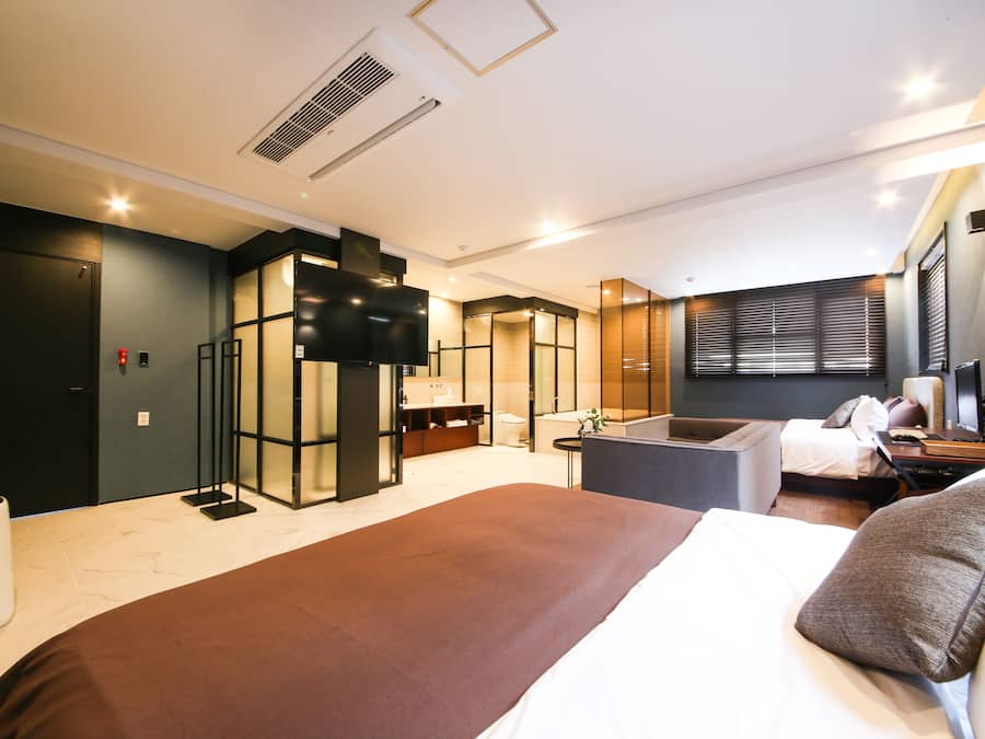 Suite (Fri/Sat check in time: 8PM) | Roupa de alta qualidade, edredões de penas, secretária