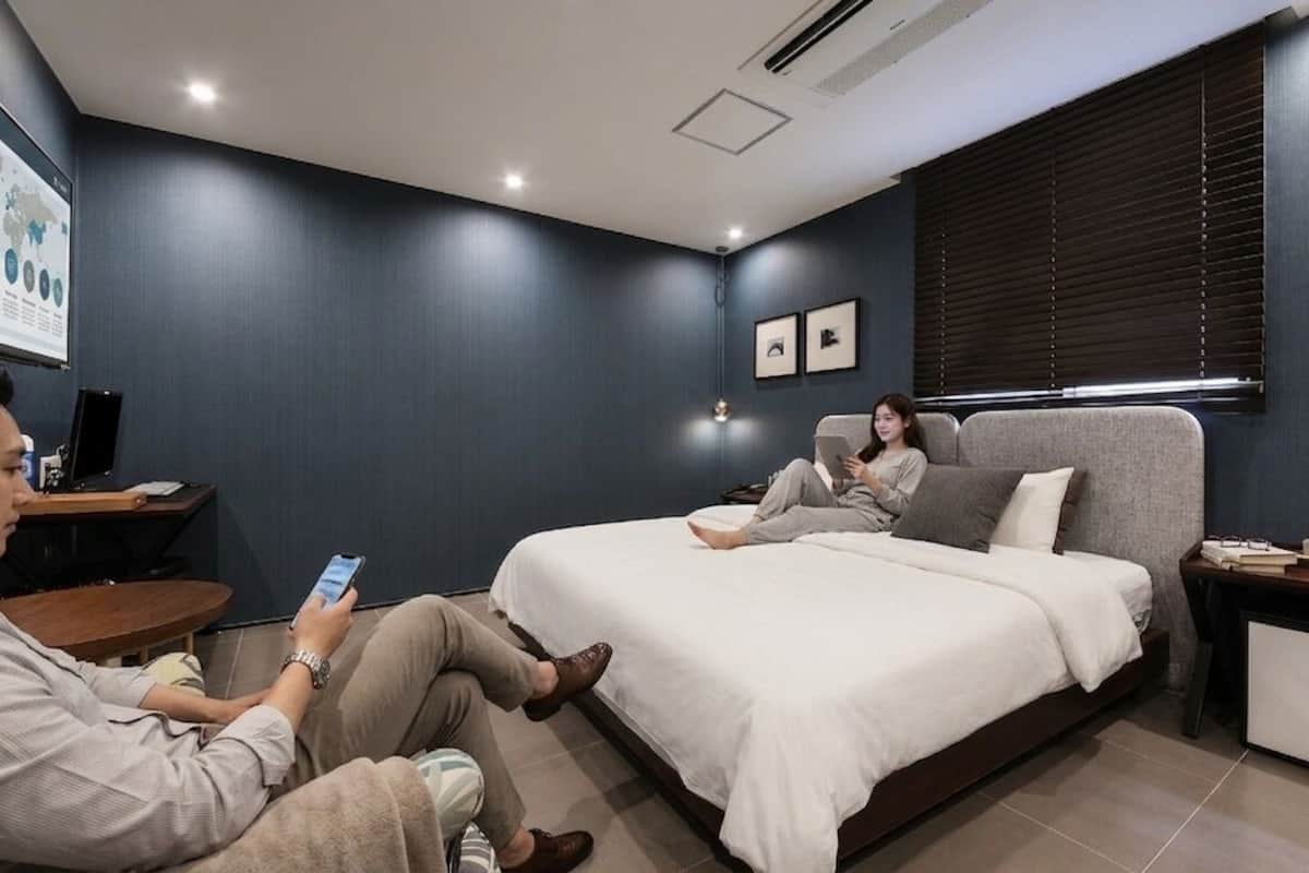 Quarto Duplo Premium (Fri/Sat check in time: 8PM) | Roupa de alta qualidade, edredões de penas, secretária