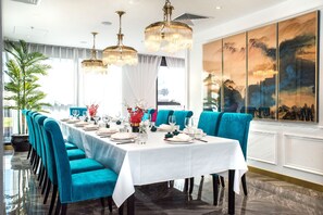 Servem pequenos-almoços, almoços, jantares e brunches (fins de semana)