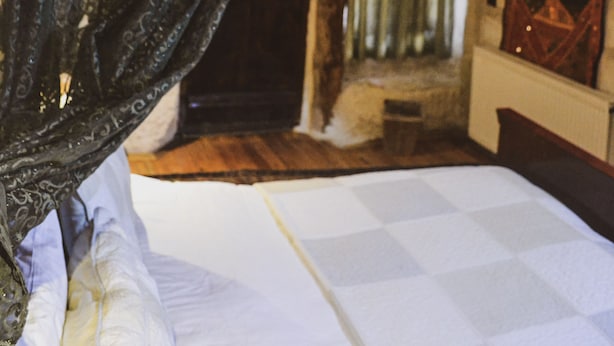 Quarto casal standard | Cofres nos quartos, escrivaninha, ferros/tábuas de passar roupa