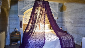 Quarto casal standard | Cofres nos quartos, escrivaninha, ferros/tábuas de passar roupa