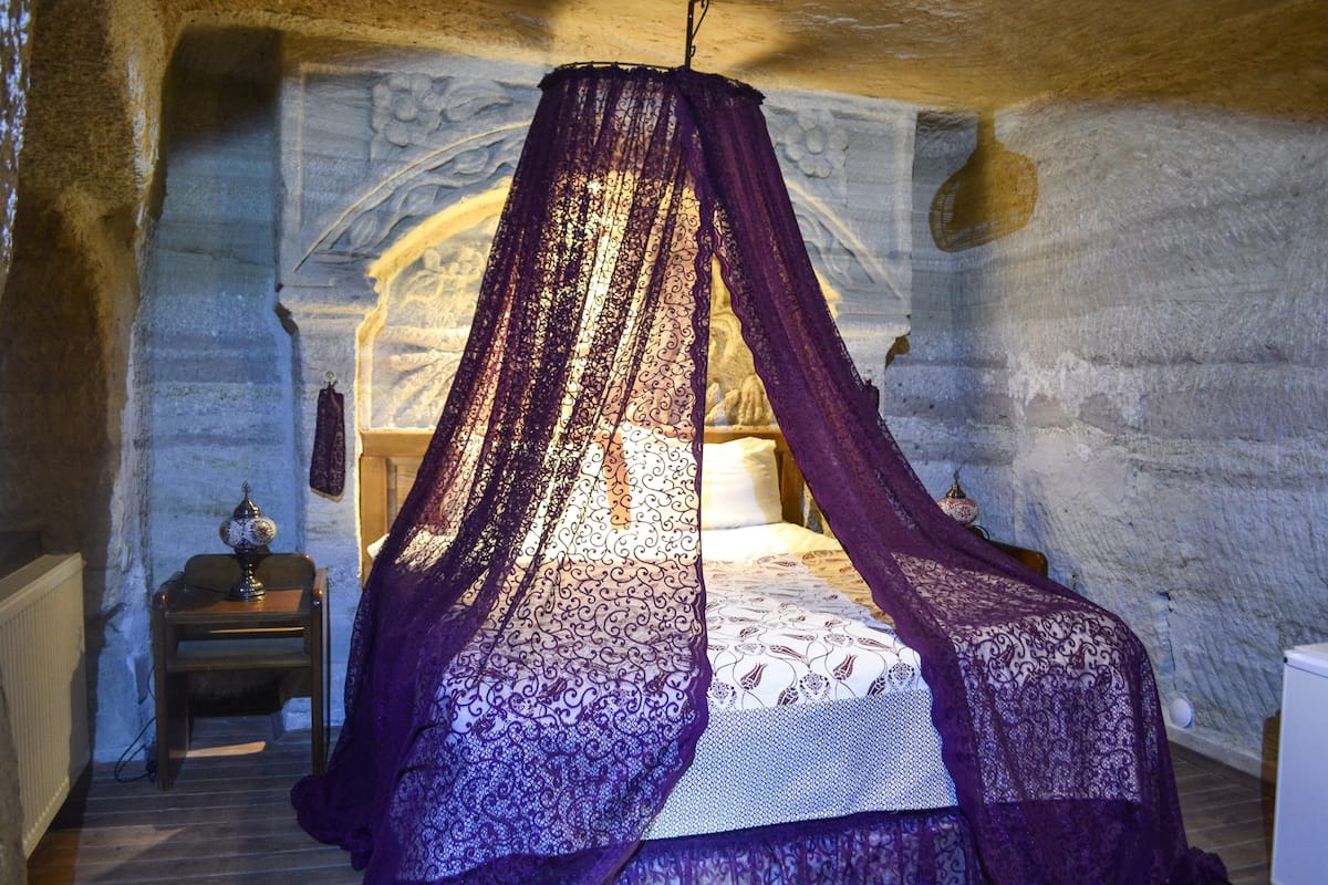 Quarto casal standard | Cofres nos quartos, escrivaninha, ferros/tábuas de passar roupa