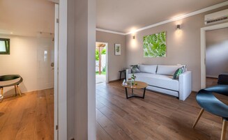 Mini Suite with Garden Access | Sala | Televisor LCD de 30 polegadas com canais por cabo, televisor 