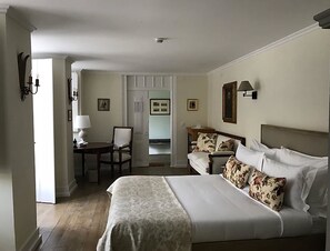 Quarto casal (Superior with Terrace) | Frigobar, cofres nos quartos, escrivaninha, cortinas blackout