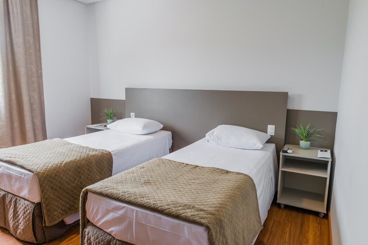 Quarto duplo standard | Frigobar, individualmente mobiliados, escrivaninha, cortinas blackout