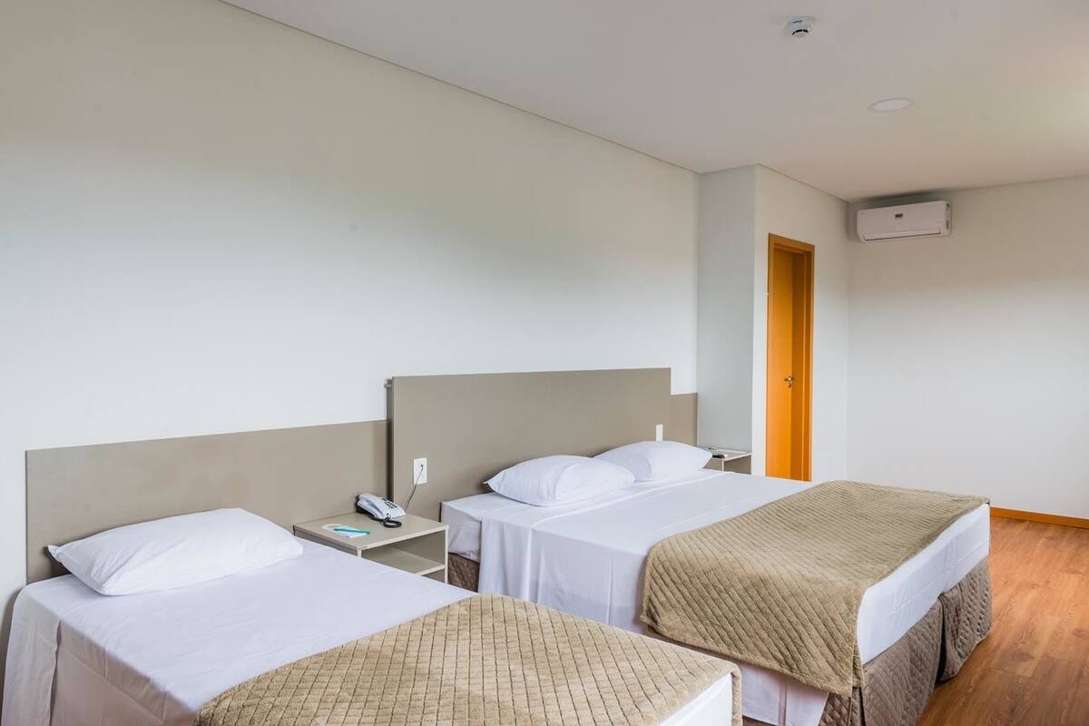 Quarto triplo standard | Frigobar, individualmente mobiliados, escrivaninha, cortinas blackout