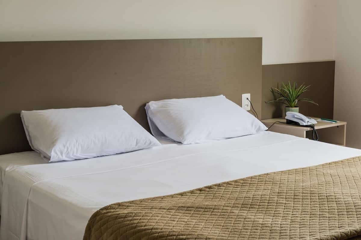 Frigobar, individualmente mobiliados, escrivaninha, cortinas blackout