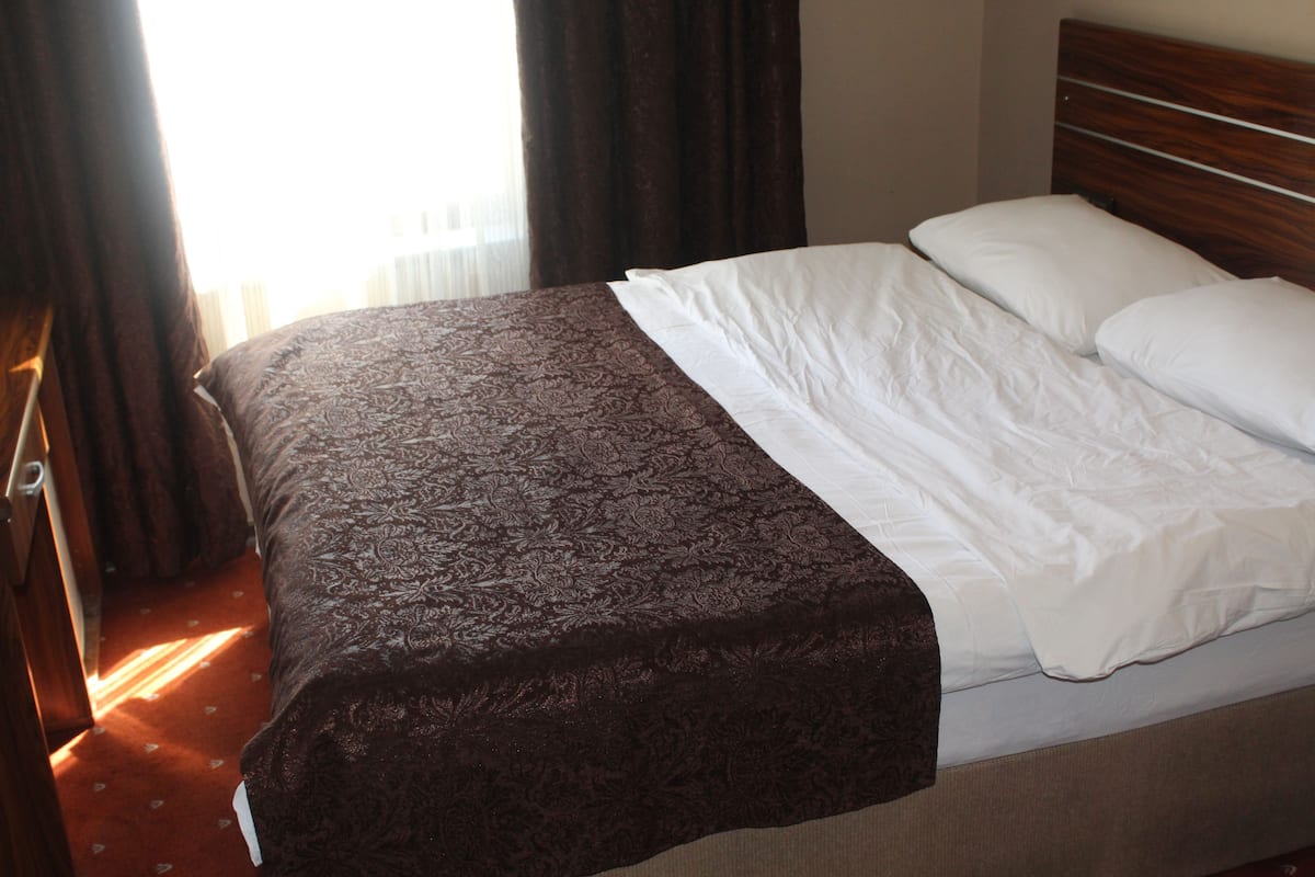 Quarto solteiro standard | Frigobar, escrivaninha, ferros/tábuas de passar roupa