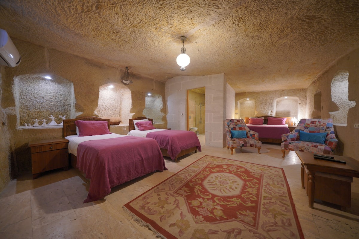Suite Familiar (Cave) | 2 quartos, minibar, com decoração personalizada