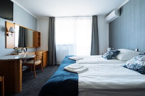 Quarto Duplo ou Twin Deluxe | Cofre no quarto, secretária, quartos insonorizados, Wi-fi grátis