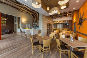 Pequenos-almoços servidos, cozinha local, com vista para a praia 