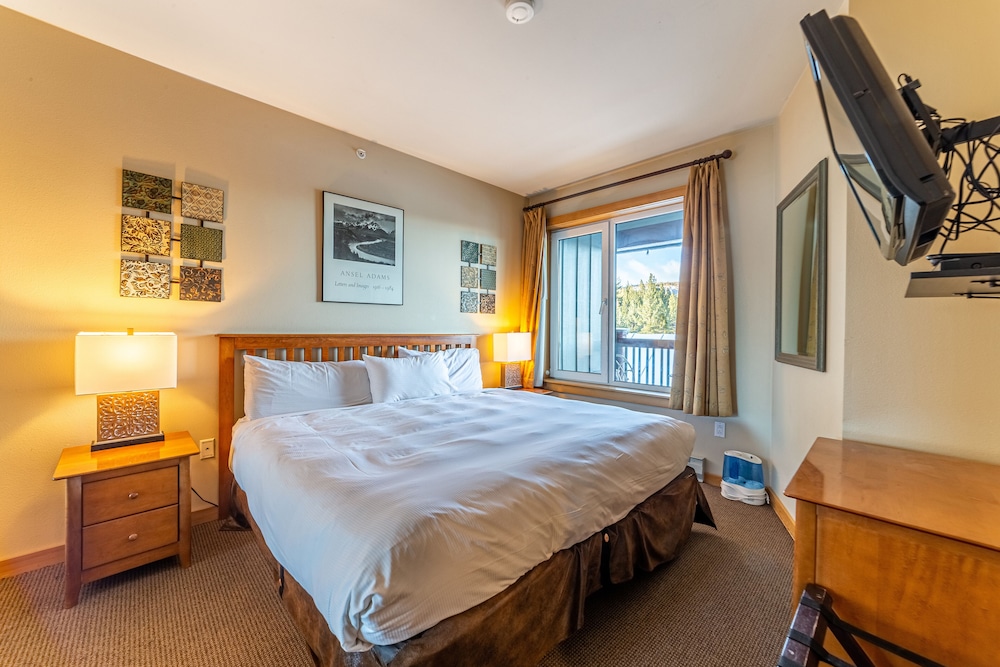 Luxury Ski-in Ski-out 1 Bedroom Suite @ Juniper Springs Lodge Wifi, Hot Tub, Garage & Elevators - Mammoth Mountain, CA