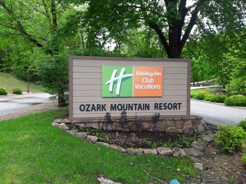 Holiday Inn Club Vacations Sign
