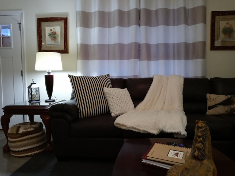 Enjoy The Huge Southern Porch. Grab Your Sweet Tea, Relax With Your Best Friend! - 채터누가