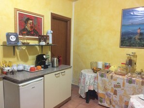 Café da manhã com buffet grátis todos os dias