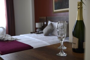 Quarto casal, 1 cama Queen | Roupas de cama premium, cofres nos quartos, escrivaninha