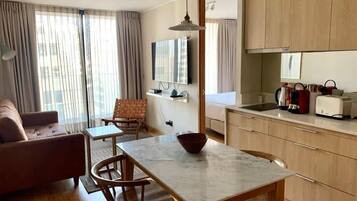 One Bedroom Apartment with Terrace | 1 quarto, frigobar, escrivaninha, espaço de trabalho para notebook