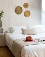 1 quarto, frigobar, escrivaninha, espaço de trabalho para notebook