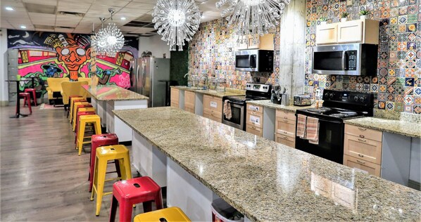 Geladeira grande, micro-ondas, fogão, cooktop