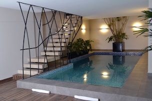 Piscina interna, funciona das 9h às 21h, espreguiçadeiras