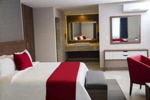 Edredões de penas, cofre no quarto, secretária