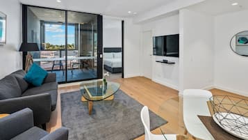 Apartamento, 1 quarto | Área de estar | TV de tela plana 55 polegadas com canais a cabo, smart TV