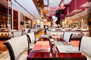 2 restaurantes: opção de almoço e jantar