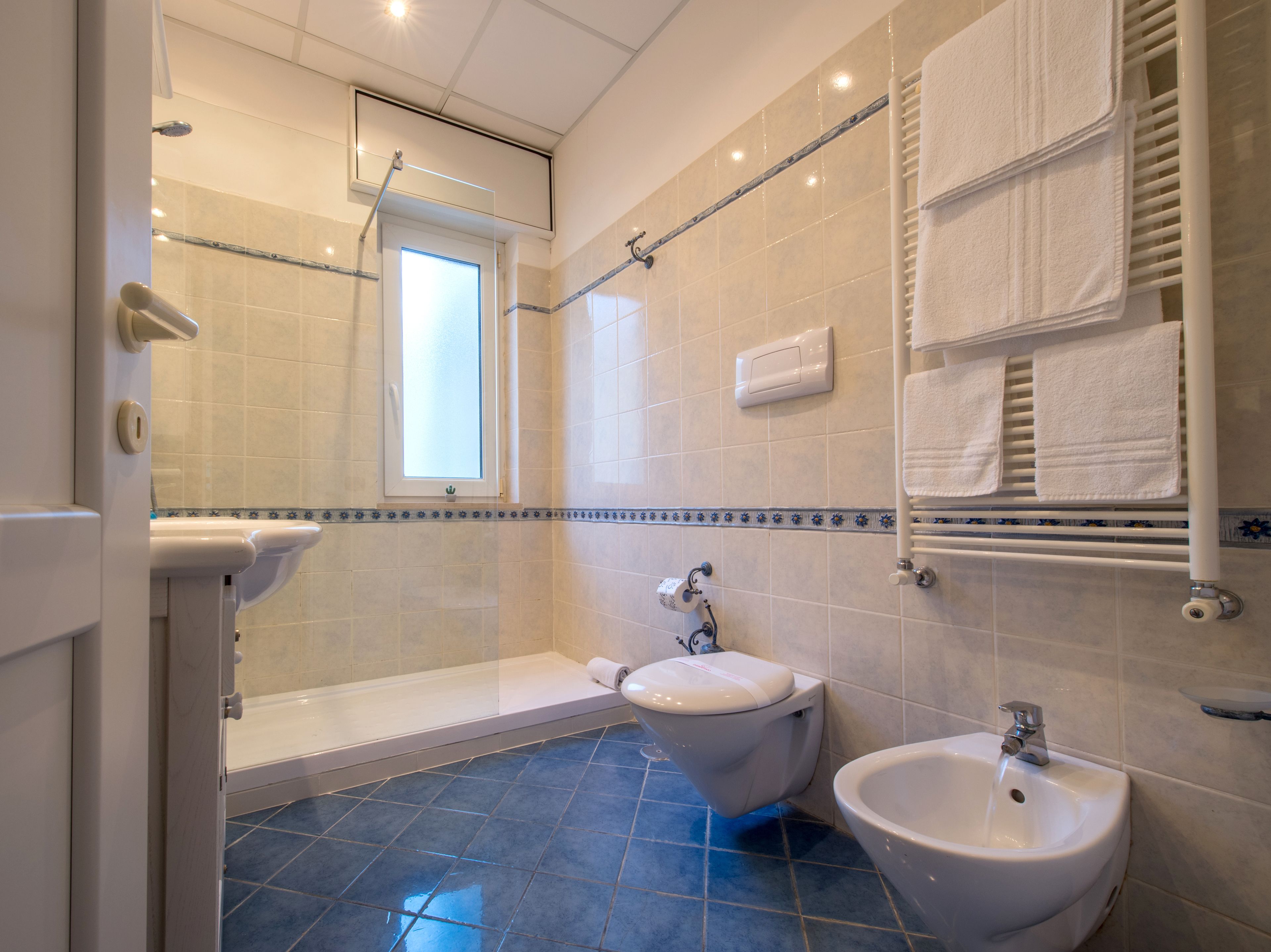 Quarto Standard, 2 camas individuais | Casa de banho | Um polibã, artigos de higiene pessoal grátis, um secador de cabelo 