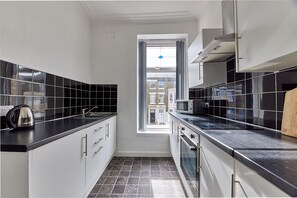 Apartamento Familiar | Cozinha privada | Um frigorífico, um micro-ondas, um forno, uma placa de cozinha 