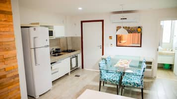Apartamento exclusivo, de frente para o mar | Cozinha privada | Geladeira, micro-ondas, fogão, cooktop