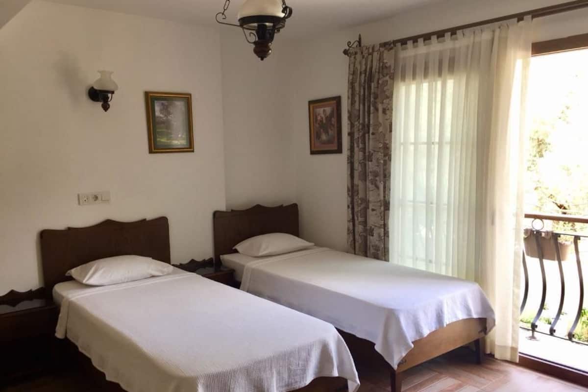 Quarto Duplo Standard | Secretária, Wi-fi grátis, roupa de cama fornecida 