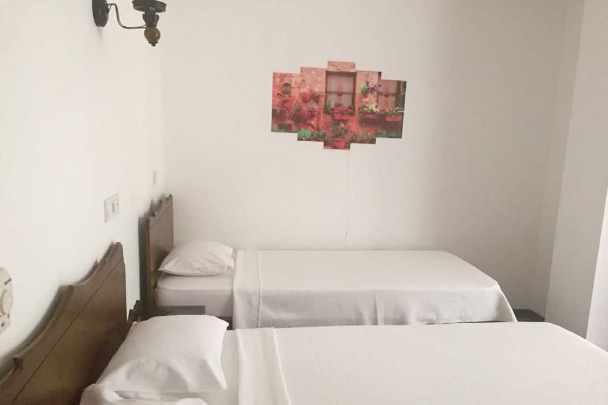 Quarto Triplo Standard | Secretária, Wi-fi grátis, roupa de cama fornecida 