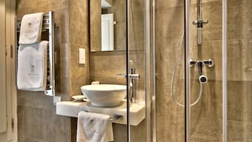 Dúplex Deluxe, Vista para a cidade, no edifício anexo | Casa de banho | Um polibã, um chuveiro fixo, produtos de higiene exclusivos