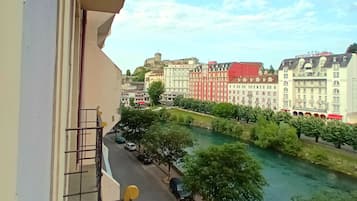 Quarto Twin, vista para a montanha | Com decoração personalizada, com mobília individualizada, secretária