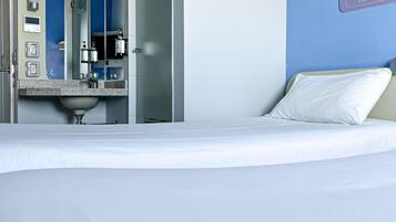 Quarto Twin Standard, 2 camas individuais | Secretária, quartos insonorizados, Wi-fi grátis